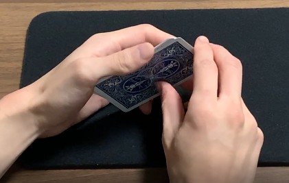 ツイスティングジエーセスの種明かし・解説｜古典的4枚のエースマジック | TANECOLE MAGIC