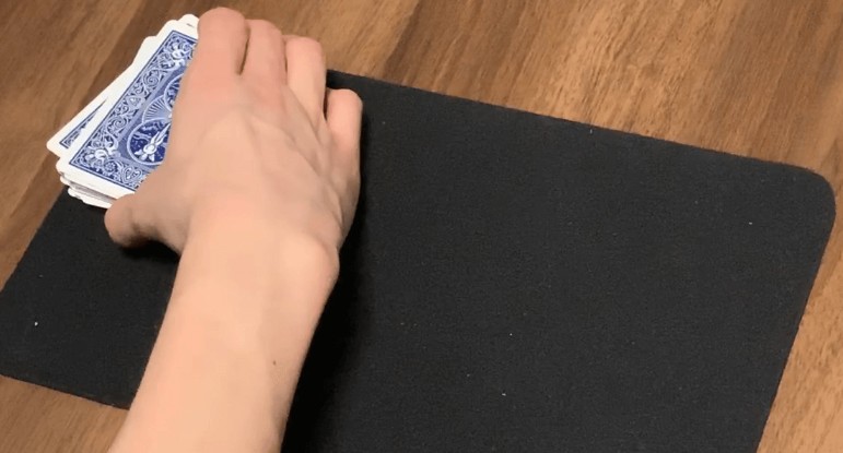 インポッシブルピックアップの種明かし・解説｜4人同時に行うカード当て | TANECOLE MAGIC