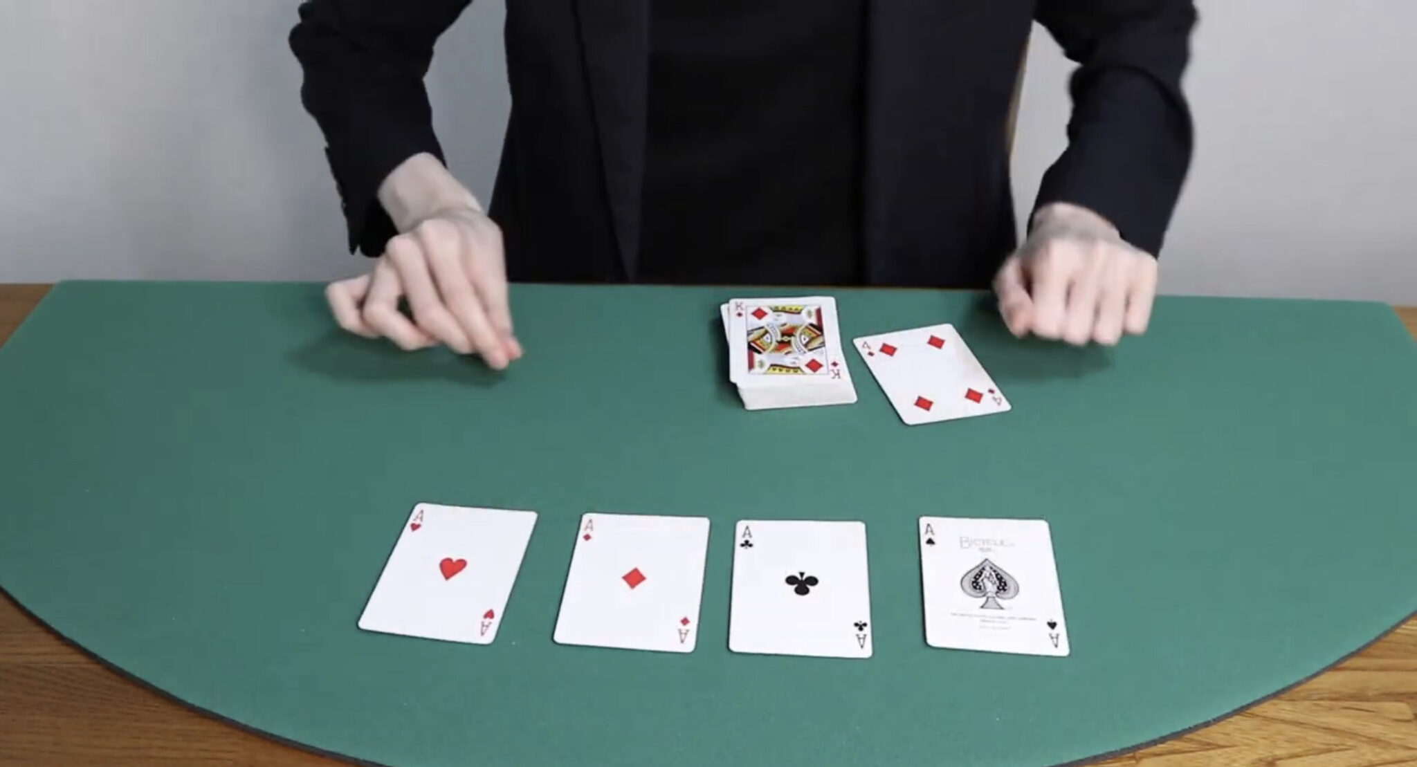 ダンバリーエーセス｜二度不思議なカード当てとエースの集合 | TANECOLE MAGIC