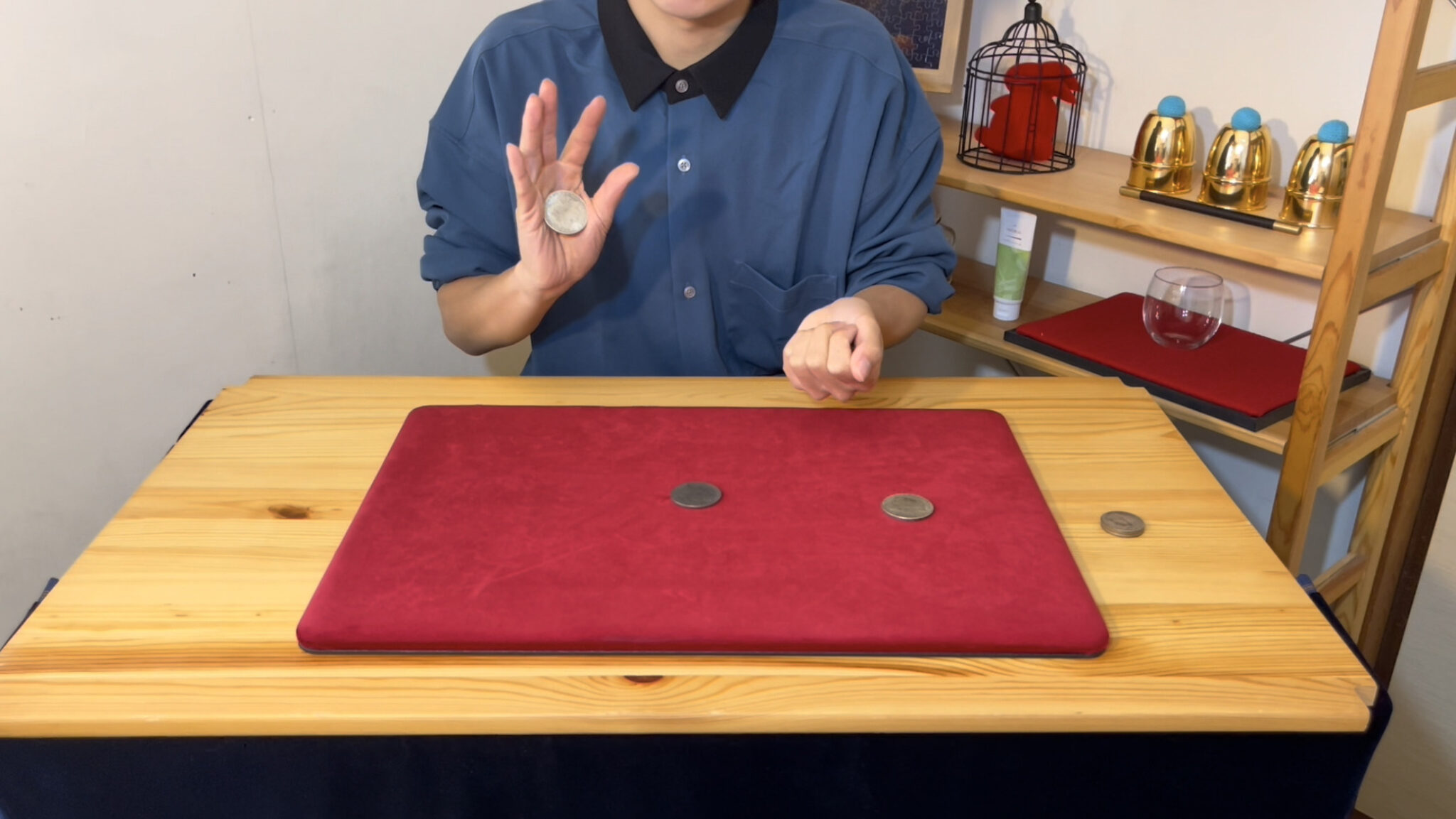 3枚のコイン | 一瞬のうちに起こるコインの消失と出現 | TANECOLE MAGIC