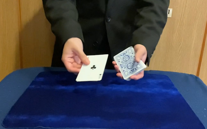 キングに変化するエース | 基本技法だけでできる4枚の変化現象 | TANECOLE MAGIC