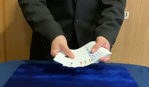 キングに変化するエース | 基本技法だけでできる4枚の変化現象 | TANECOLE MAGIC