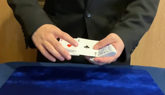 キングに変化するエース | 基本技法だけでできる4枚の変化現象 | TANECOLE MAGIC