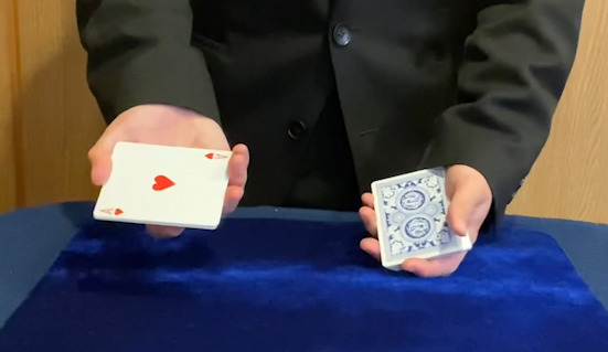 キングに変化するエース | 基本技法だけでできる4枚の変化現象 | TANECOLE MAGIC