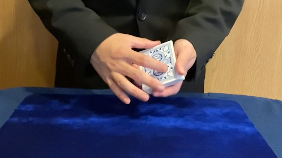 キングに変化するエース | 基本技法だけでできる4枚の変化現象 | TANECOLE MAGIC