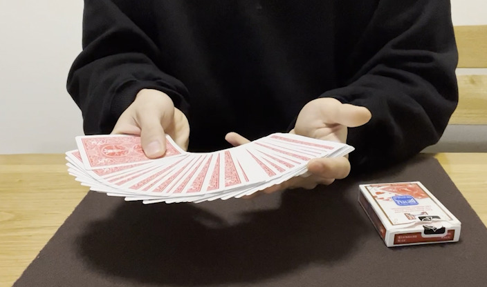 ひっくり返るカード | 超簡単で少し変わったカード当てマジック | TANECOLE MAGIC