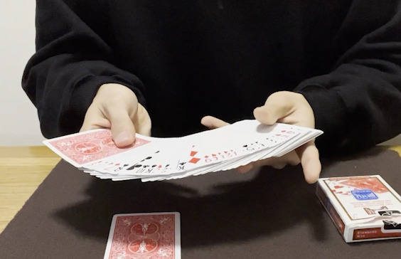 ひっくり返るカード | 超簡単で少し変わったカード当てマジック | TANECOLE MAGIC