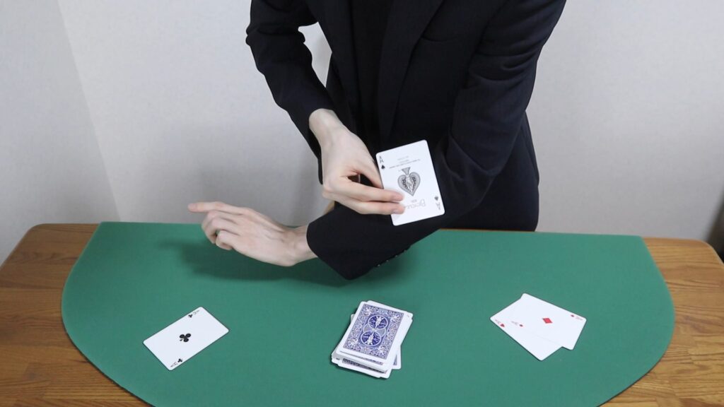 スリーブ・エーセス｜袖でこするとカードが変化する | TANECOLE MAGIC